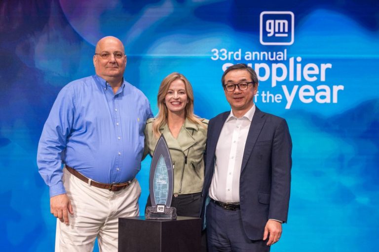 2025年4月8日に開催された授賞式の様子（受賞トロフィーとNSNAメンバー）